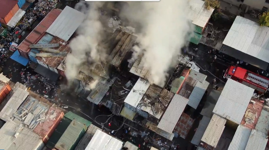 На "Кудайбергене" сгорели 20 двухэтажных контейнеров. ВИДЕО - BULAK.KG