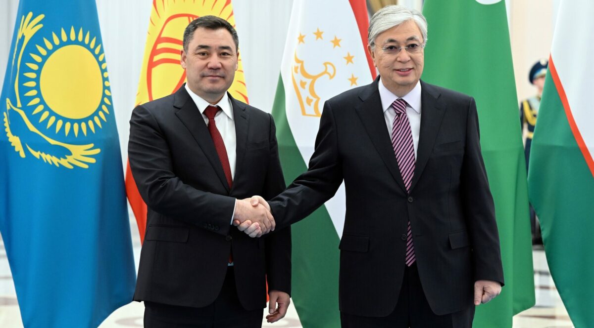 Жапаров менен Токаев жолугуп, кыргыз-казак мамилелерин өнүктүрүү келечегин талкуулашты - BULAK.KG