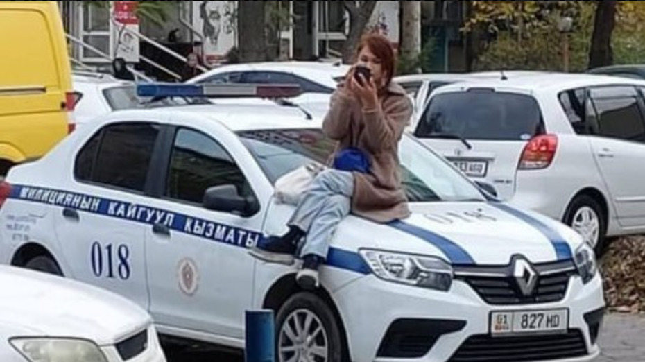 Парень сел на капот патрульной машины и делал селфи. Его ищут - BULAK.KG