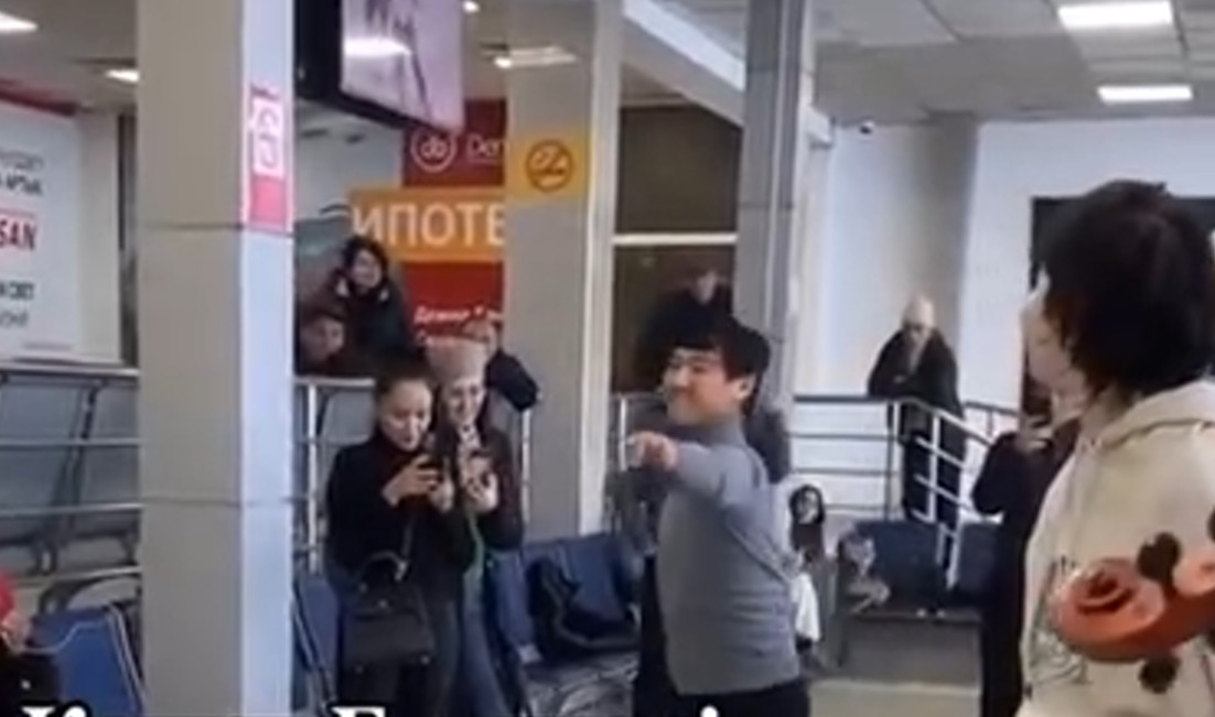 Во время задержки рейсов в аэропорту Оша артист балета выступил перед пассажирами - BULAK.KG