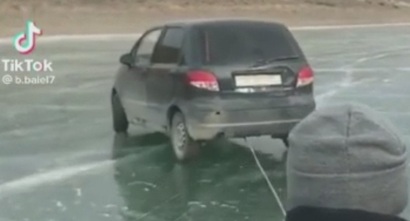 Водителя, устроившего опасные развлечения на озере Ара-Коль, оштрафовали - BULAK.KG