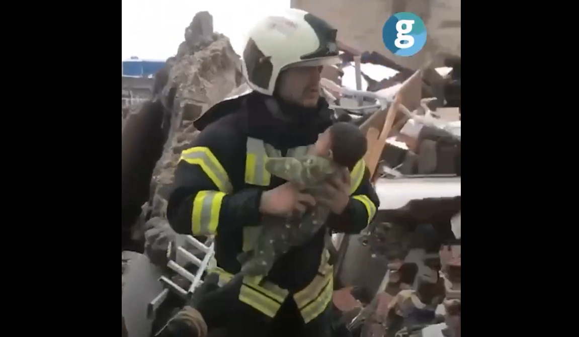 В Турции из-под завалов достали 2-месячного младенца - BULAK.KG