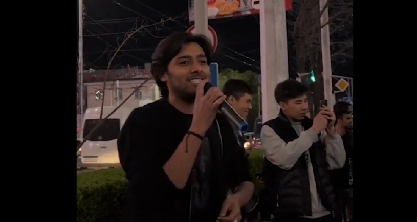 Гражданин Пакистана возле ЦУМа спел хиты Мирбека Атабекова - видео - BULAK.KG