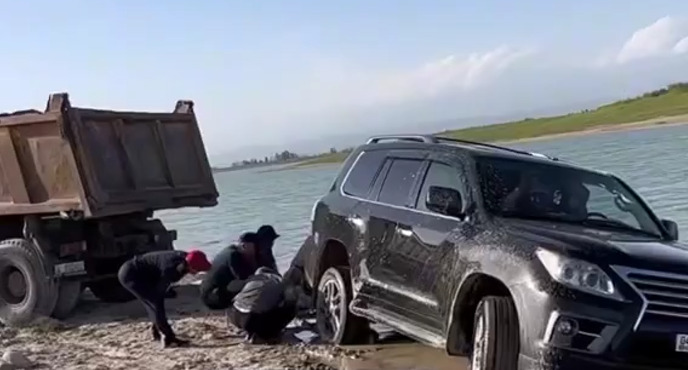 В Оше водитель решил проверить проходимость своего джипа и застрял в водоеме - BULAK.KG