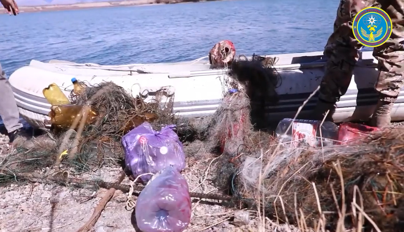 Из Иссык-Куля вытащили еще 2,8 тонн мусора и 12,6 км рыболовных сетей - BULAK.KG