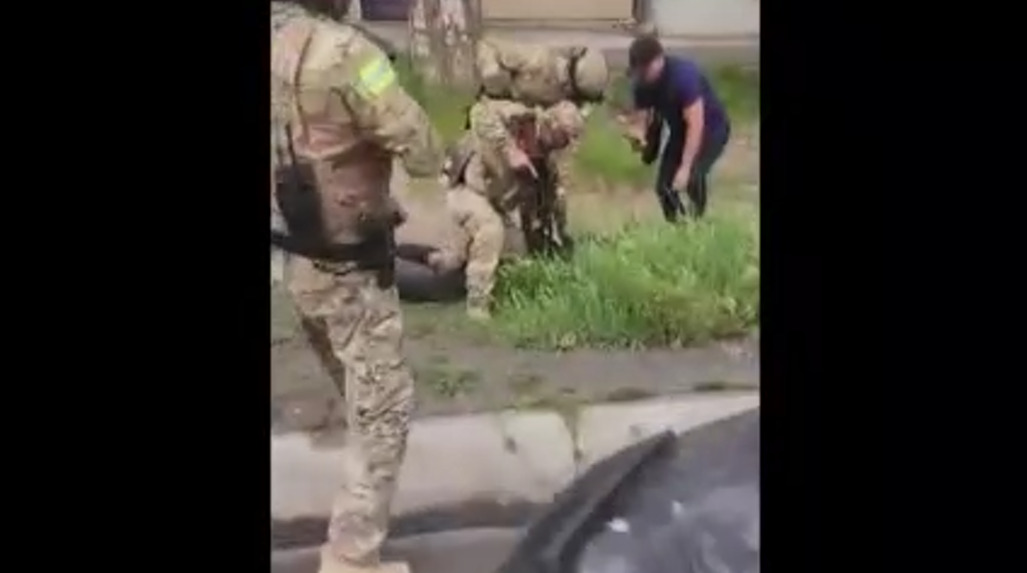 Видео - как задерживали членов ОПГ Кольбаева, которые "кошмарили" бизнесменов - BULAK.KG