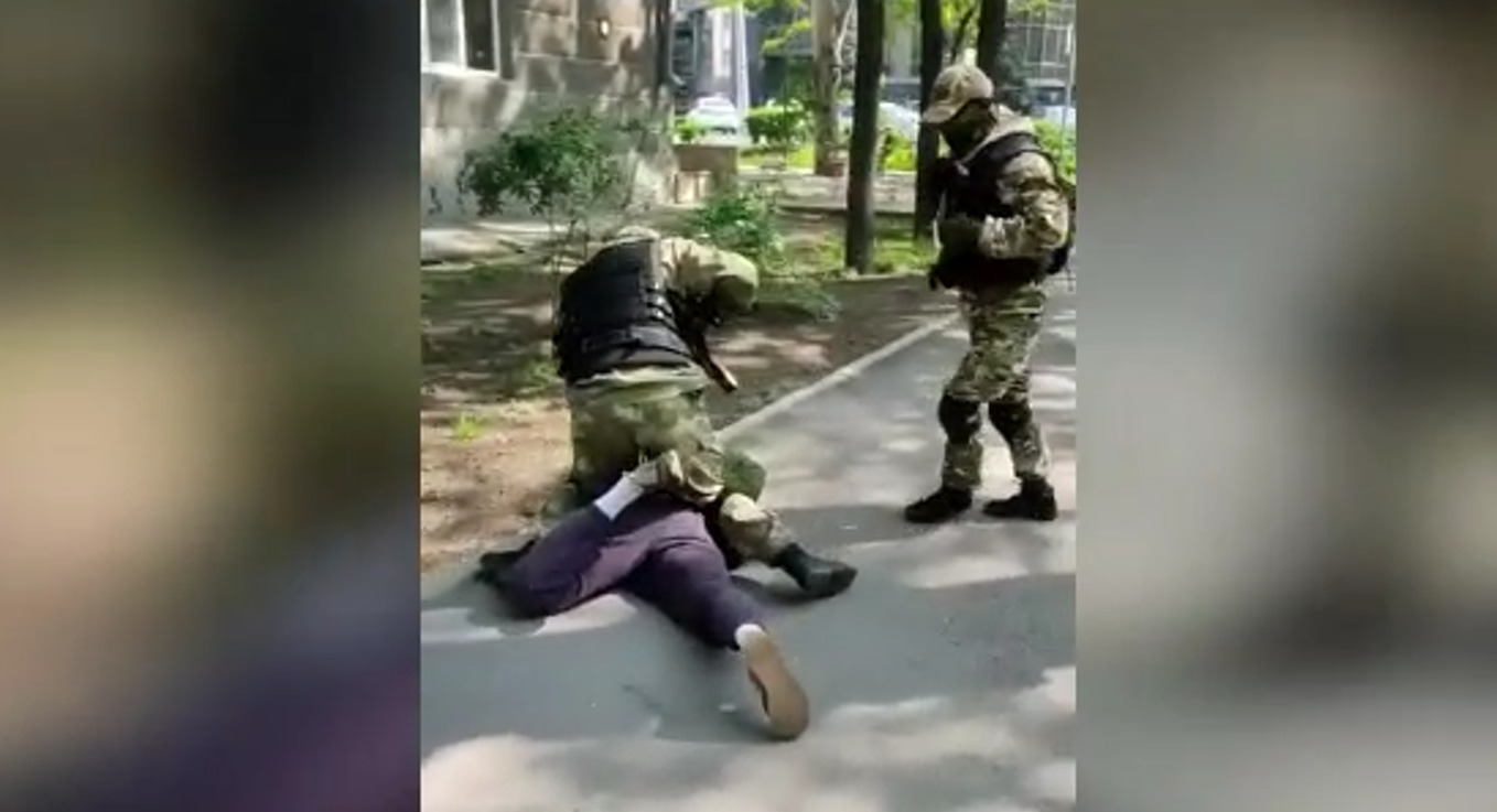 На улице в Бишкеке спецназ задержал подозреваемого в хулиганстве - BULAK.KG