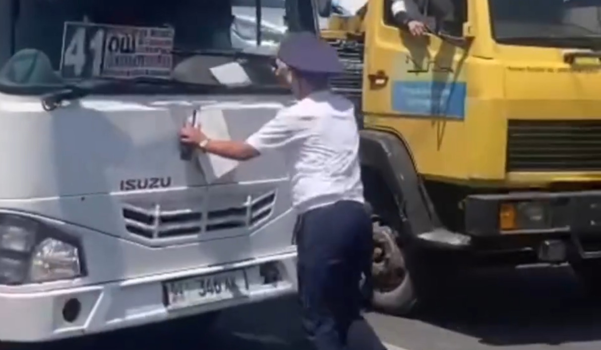 В Бишкеке водитель автобуса не подчинился патрульным и едва не переехал инспектора - BULAK.KG