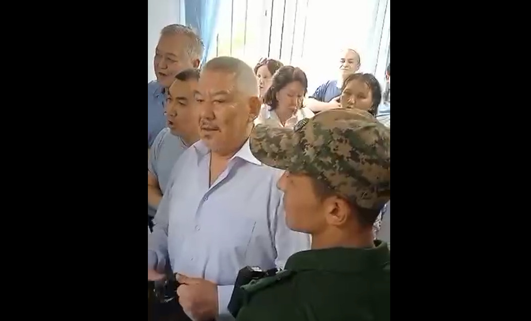 Дело Кемпир-Абада. Обвиняемых вывели из зала суда за пение гимна КР - BULAK.KG