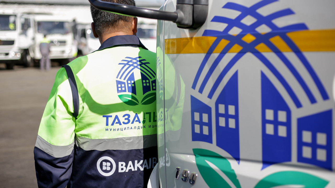 Тротуары и велодорожки в Бишкеке теперь моет специальная машина - BULAK.KG