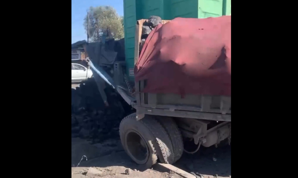 В Бишкеке поезд врезался в КамАЗ с углем - видео - BULAK.KG