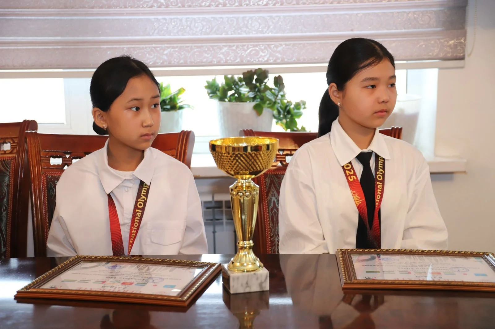 Жалал-Абад шаарынын эки окуучусу эл аралык олимпиададан 1-орунду ээледи - BULAK.KG