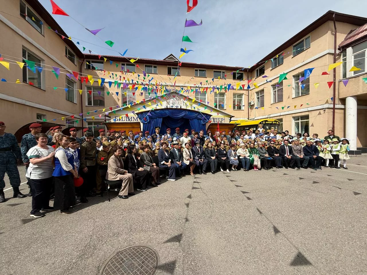 В школе №33 Бишкека появилась «Аллея славы» в честь 80-летия со дня победы в ВОВ - BULAK.KG