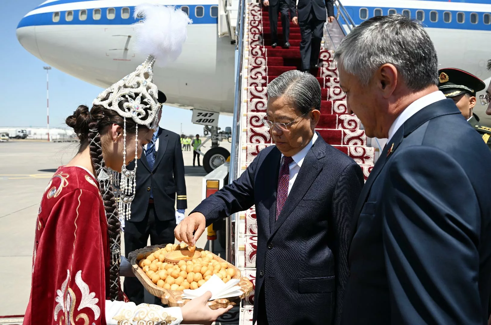 Спикер парламента Китая прибыл в Кыргызстан с официальным визитом - BULAK.KG