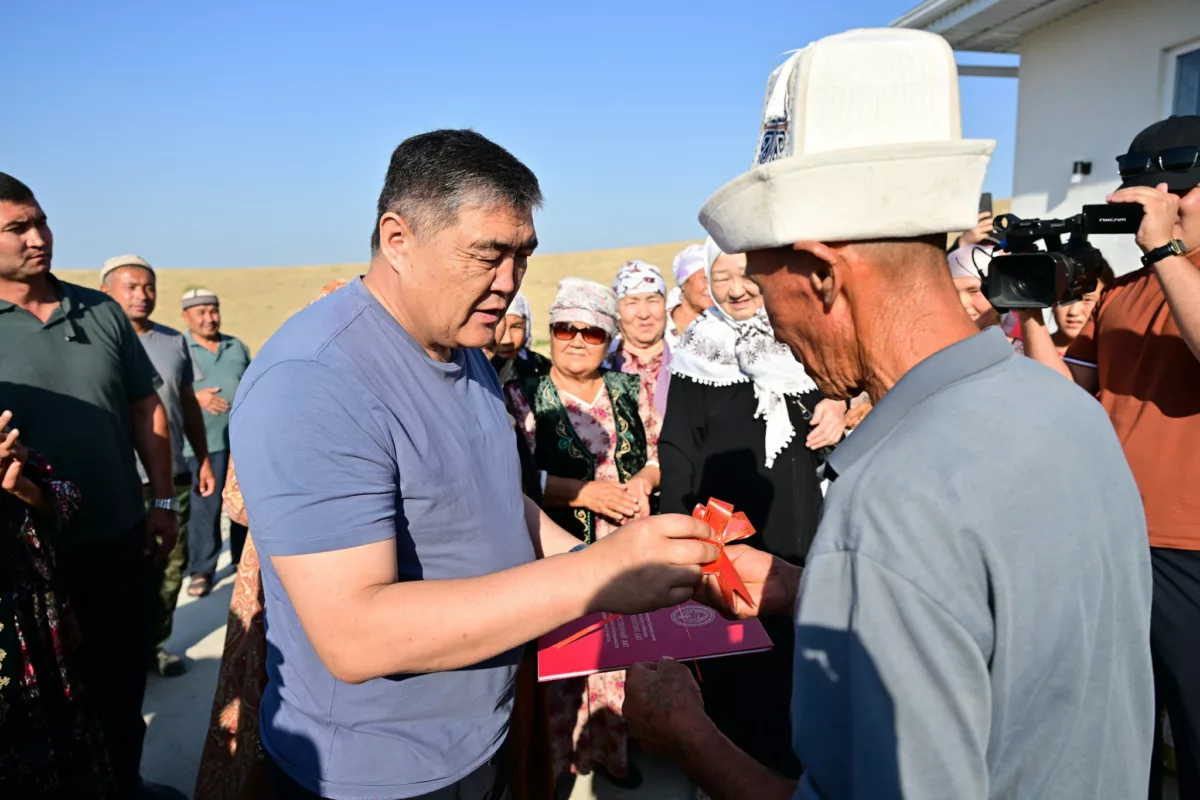 Камчыбек Ташиев Сузактын тургунуна үй куруп берди - BULAK.KG