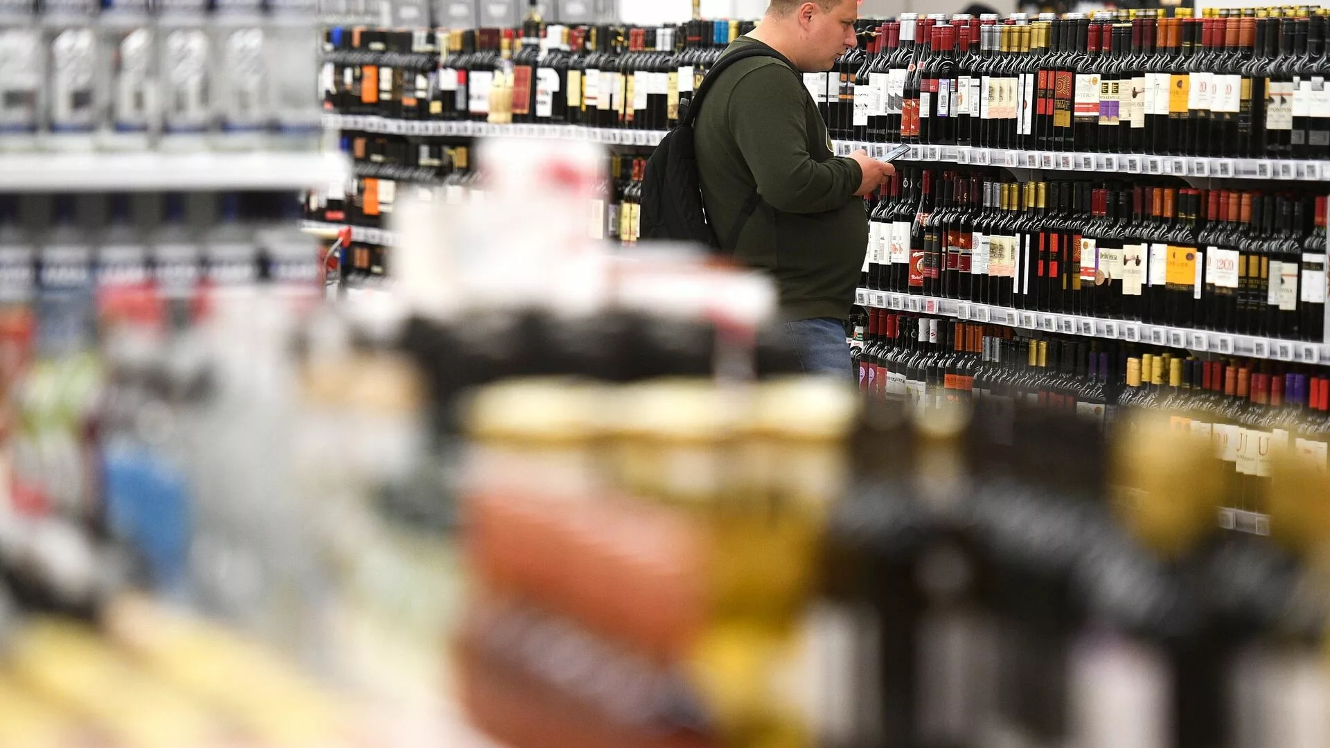 В Кыргызстане необходимо ограничить продажу алкоголя и сигарет, заявил министр здравоохранения ...