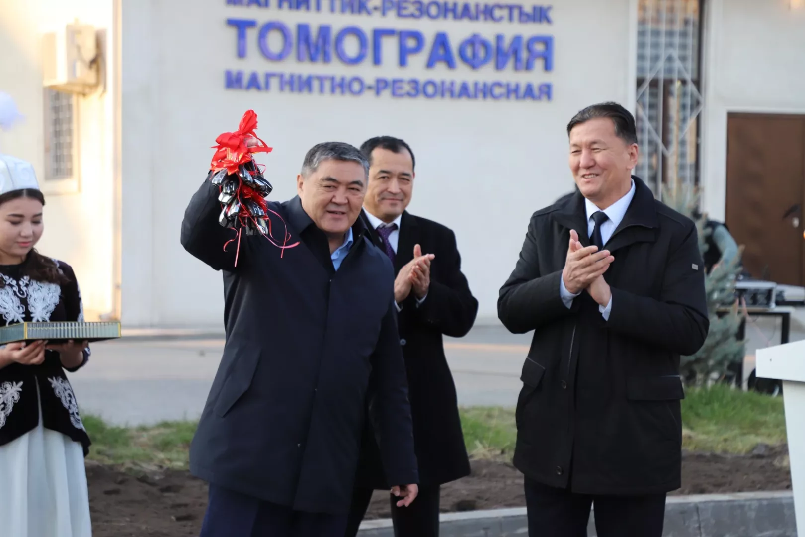 Глава ГКНБ Ташиев передал медикам 10 служебных автомобилей - BULAK.KG